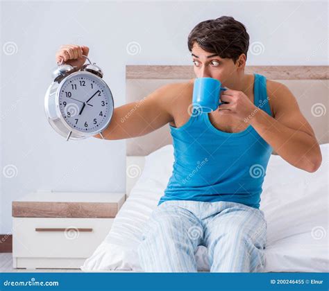 Jovem Acordando Na Cama Imagem De Stock Imagem De Sono 200246455