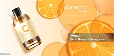 화장품 비타민 C 또는 스킨 케어 제품 광고에 병 사실적인 패키지 모형이 있습니다 미용 제품과 주황색 배경에 대한 배너 광고 벡터 디자인 슬라이스에 대한 스톡 벡터 아트 및