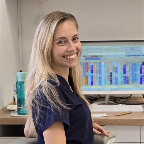 Dr Hegedűs Eszter Ismét A Smile Design Center Csapatában Smile