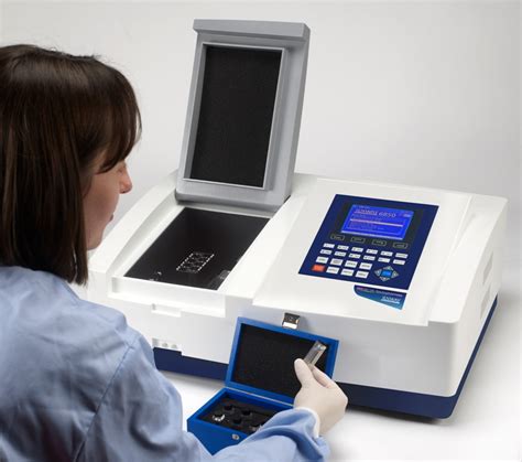 Spectrophotometer Offers Variable Bandwidth Laboratory Talk