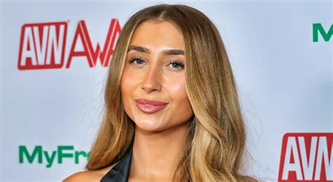 Adult Film Star Lily Phillips Facing Deportation From U S Border Officials Over Her Plans To