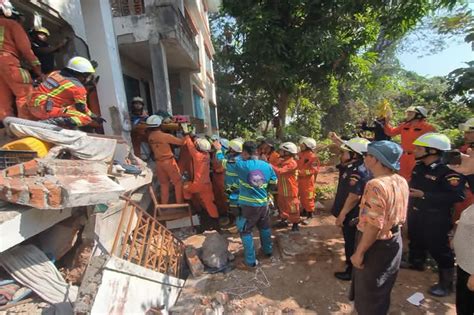 မြန်မာနိုင်ငံမှ မီးသတ်တပ်ဖွဲ့ဝင်များသည် ဇမ္ဗူသီရိမြို့နယ်၊ ဉာဏသိဒ္ဓိရပ