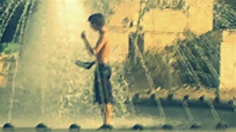 ילד מתקלח במזרקה Hd Youtube