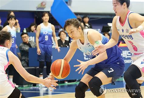 드리블하는 신지현 연합뉴스