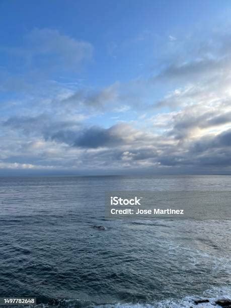 Awan Di Atas Samudra Pasifik Saat Ombak Pecah Di Pantai Berbatu Saat