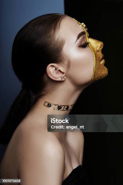 피부에 여자 골든 컬러 지퍼 의류의 크리에이 티브 어두운 메이크업 얼굴 패션 뷰티 크리에이 티브 화장품과 스킨 케어 할로윈 어두운 배경 아름 다운 큰 눈 및 부드러운 피부에