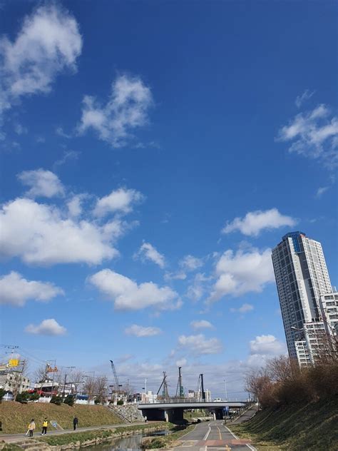 파란하늘이 넘예쁘네요 ♡파란하늘처럼 예쁜날되세요 자연풍경 캐시피드