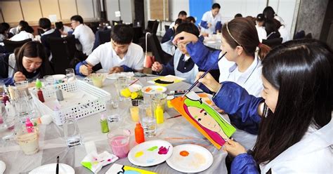 팝아트 자화상 그리는 어린이들