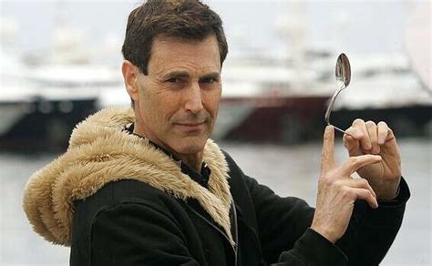 אורי גלר נחלץ את הספינה התקועה בכוח המחשבה