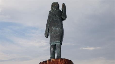 Melania Trump Unbekannte Stehlen Statue Der First Lady In Slowenien