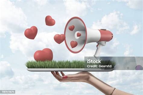 화면에 잔디가 있는 디지털 태블릿을 들고 있는 여성의 손과 귀여운 빨간 하트가 날아가는 공중에 있는 메가폰 사랑에 대한 스톡 사진 및 기타 이미지 Istock