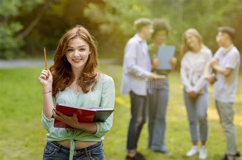 Belle étudiante Nue Avec Groupe De Jeunes Adultes Image Stock Image