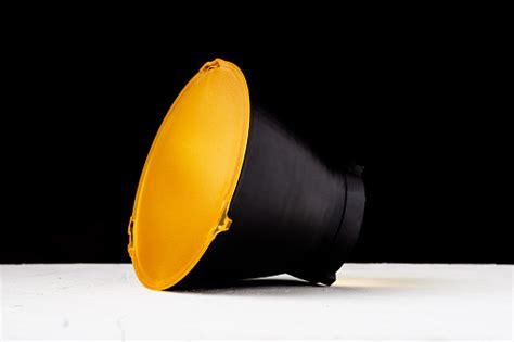 검은 색 배경에 매트 노란색 디퓨저를 가진 표준 반사판 보웬스 마운트가 있는 스튜디오 플래시 첨부 파일 강철에 대한 스톡 사진 및 기타 이미지 Istock