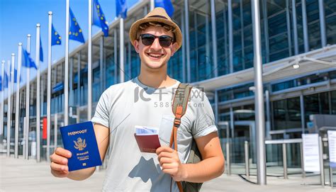 持护照在欧洲机场航站楼的快乐旅行者拥抱冒险和高清摄影大图 千库网 持护照在欧洲机场航站楼的快乐旅行者拥抱冒险和高清摄影大图 千库网