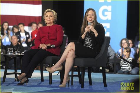 Elizabeth Banks Chats With Hillary And Chelsea Clinton During Roundtable Discussion Photo 3778738