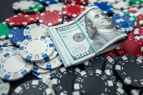 Fichas De Pôquer E Notas De Dólar Na Mesa De Cassino Jogo De Pôquer Como Um Jogo De