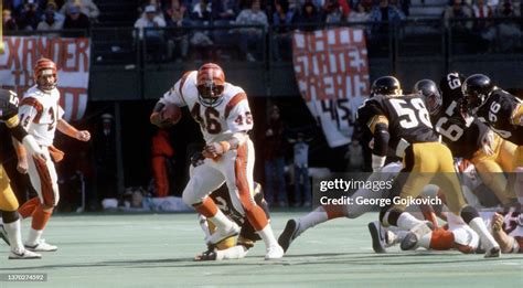 Running Back Pete Johnson Of The Cincinnati Bengals Runs With The