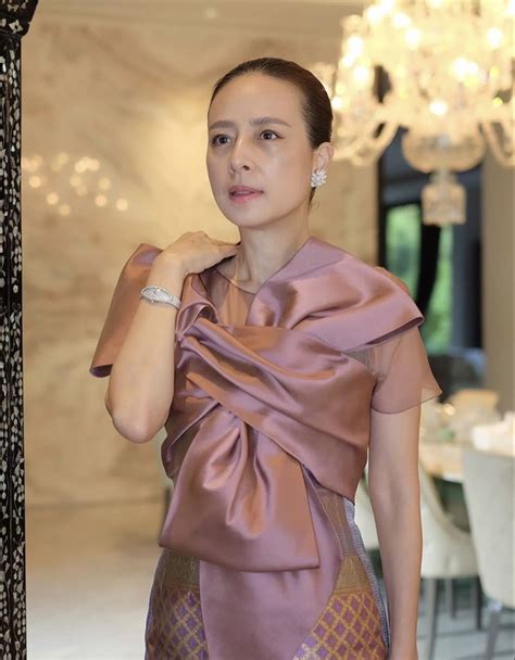 ปักพินโดย Valy Sreypich ใน Hair Styles ชุดแม่เจ้าสาว เสื้อผ้าผู้หญิง