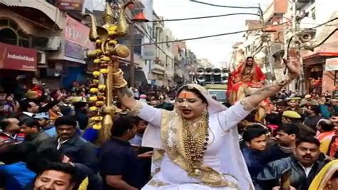 प्रयागराज में निकाली गई पेशवाई और किन्नर अखाड़े की देव यात्रा