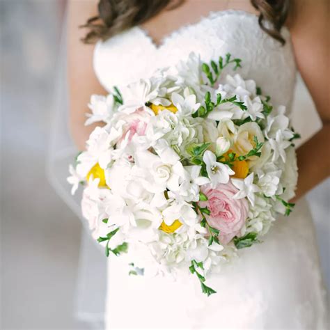 17 Gardenia Wedding Bouquet Ideas That Look And Smell Good