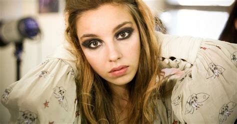 Fiica Actorului Dinu Manolache Topless Pe Afisul Unei Piese De Teatru Ilinca Manolache Are 31