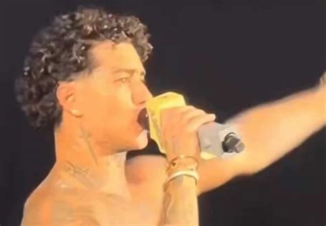 Tony Effe Mette Di Nuovo In Mostra Il Suo Talento Durante Il Tour