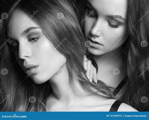 Twee Mooie Meisjes Mooi Paar Stock Foto Image Of Schoonheid Lippen