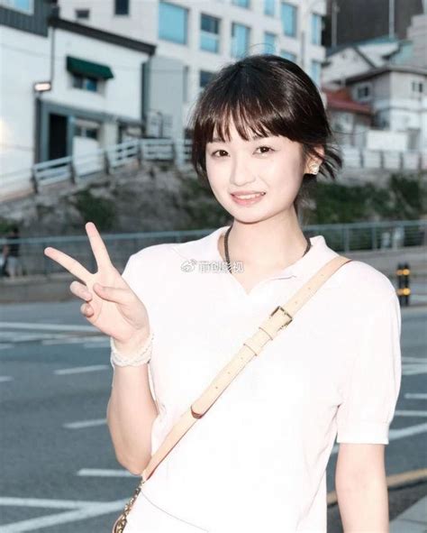 杨瀚森绯闻女友晒韩国旅游照超甜美清纯！小杨甜蜜回应：第二十八