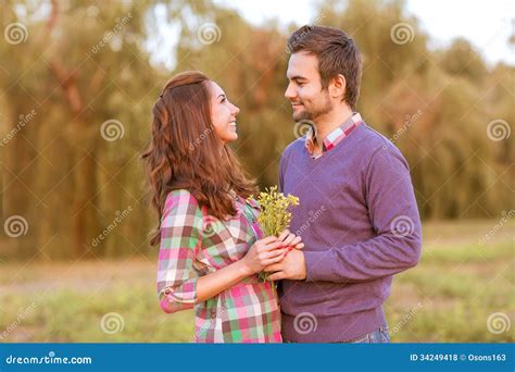 Junge Paare In Der Liebe Stockfoto Bild Von Leute Mädchen 34249418