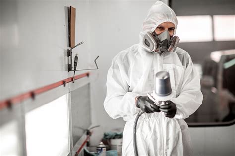 작업복과 페인팅 부스에서 페인트 스프레이 건을 들고 호흡 마스크 동안 전문 자동차 화가 가스 압축기에 대한 스톡 사진 및 기타