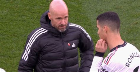 C罗队长袖标上半场对抗中不慎掉落被对手捡走，中场休息后已戴上腾讯新闻