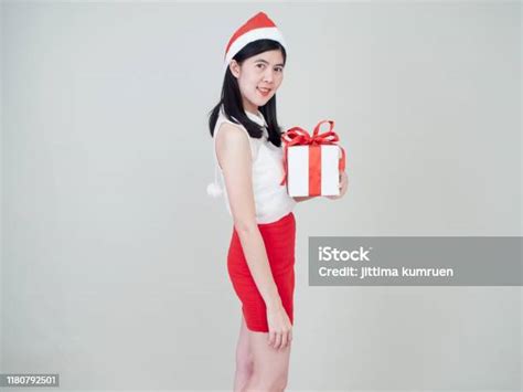 크리스마스 모자를 쓰고 흰색 배경에 고립 된 선물 상자를 들고있는 여성 12월에 대한 스톡 사진 및 기타 이미지 12월 겨울 공휴일 Istock