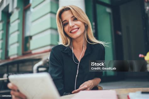 귀여운 미소와 흰색 이빨과 예쁜 여성 밀레니엄의 초상화음악 취미에 대한 시간을 보내는 카메라 전자 헤드폰에서 행복한 금발 여자 긍정적 인 오디오 재생 목록을 듣고 20 24