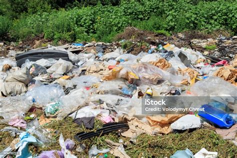 매립지의 전망 매립지 플라스틱 쓰레기 음식물 쓰레기 및 기타 쓰레기 더미 자연의 오염 쓰레기의 바다가 아름다운 풍경을 침범하고 파괴하기 시작합니다 0명에 대한 스톡 사진 및