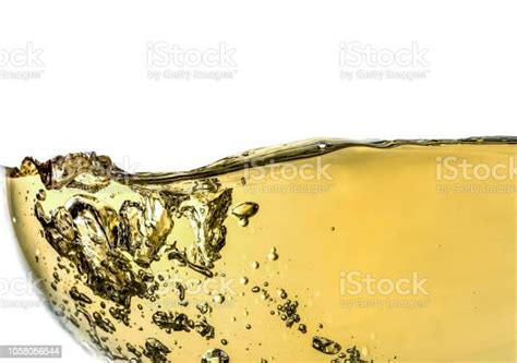 흰색 배경 위에 절연 거품 근접 매크로 텍스처와 유리 스플래시 화이트 와인 아름 다운 소 다와 화이트 와인의 물결입니다 따르기에 대한 스톡 사진 및 기타 이미지 Istock