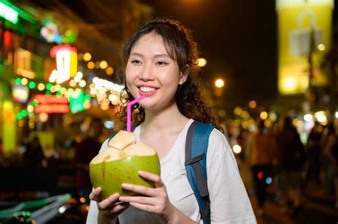 Bela Jovem Turista Asiática Em Turismo De Férias E Explorando A Estrada