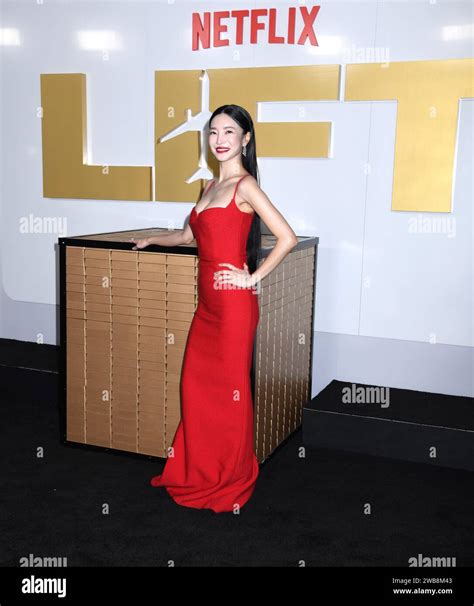 January 8 2024 New York New York Usa Yun Jee Kim Attends The World Premiere Of Netflixs