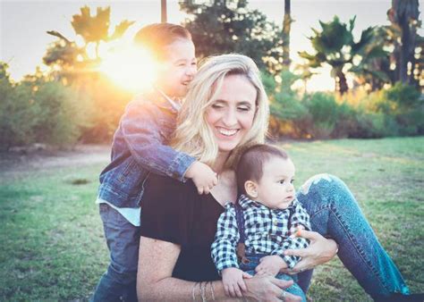 50 Pantun Hari Ibu Yang Menyentuh Hati Untuk Bunda Terkasih