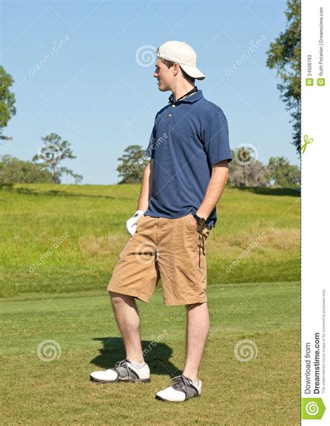 Golfista Masculino Joven Que Mira Sobre Espacio Abierto Imagen De Archivo Imagen De Joven