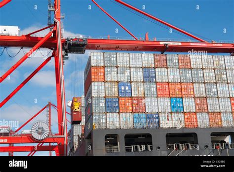 Container Ship Unloading Hi Res Stock Photography And Images Alamy
