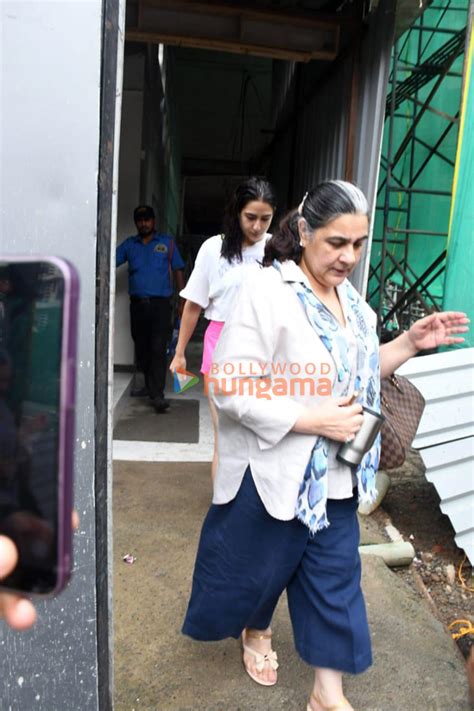 Photos Sara Ali Khan And Amrita Singh Snapped In Bandra 4 Sara Ali