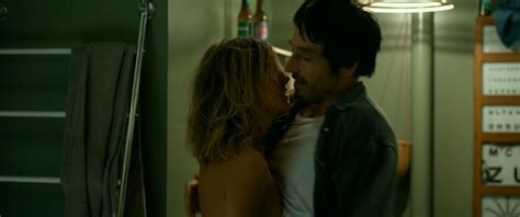 Laurence Arné desnuda en Daddy Cool