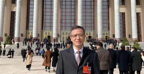 人大代表陈静瑜建议：在尘肺病高发省份先行建立尘肺病责任保险制度腾讯新闻