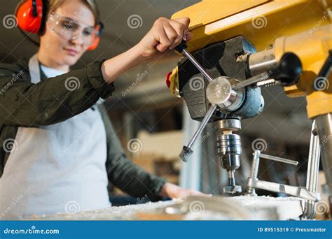 Operador De Sexo Femenino De La Prensa De Taladro Imagen De Archivo Imagen De Negocios