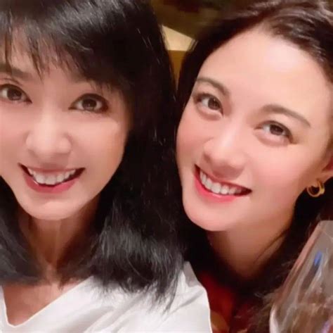 廖碧儿为米雪庆67岁生日！感激人生中能遇见对方：她总在我身边故事电视剧女孩