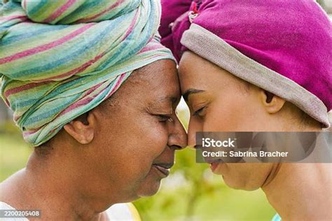 머리 스카프와 전통 의상을 입고 다정한 순간을 보내는 아프리카 엄마와 딸 문화 종교 및 가족 사랑 개념 노인 여성의 얼굴에 초점 2명에 대한 스톡 사진 및 기타 이미지