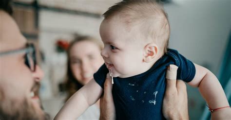 Por Que Meu Bebê Está Vomitando Saiba As Causas Mais Comuns E O Que Fazer Br