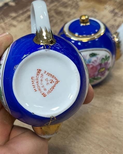 یک جفت قوری زعفرونی فسقلی طرح روسی آنتیک مرجع تخصصي فروش اجناس قدیمی، عتیقه جات، لوازم لوكس و