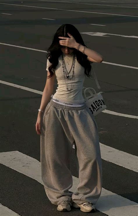 Baggy Sweat Pants And T Shirt Outfit Outfits With Sweatpants Baggy