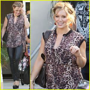 Hilary Duff Chelsea Lately Appearance Hilary Duff Mike Comrie Pregnant Celebrities